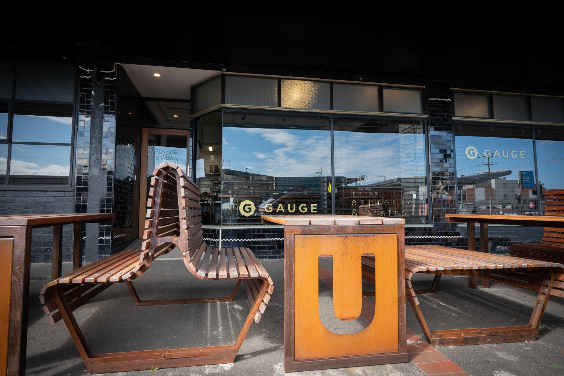 Guage Cafe – Entanglements